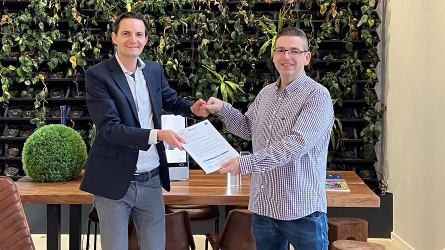 Bild: Medialine Group CEO Martin Hörhammer mit Dino Bordonaro.